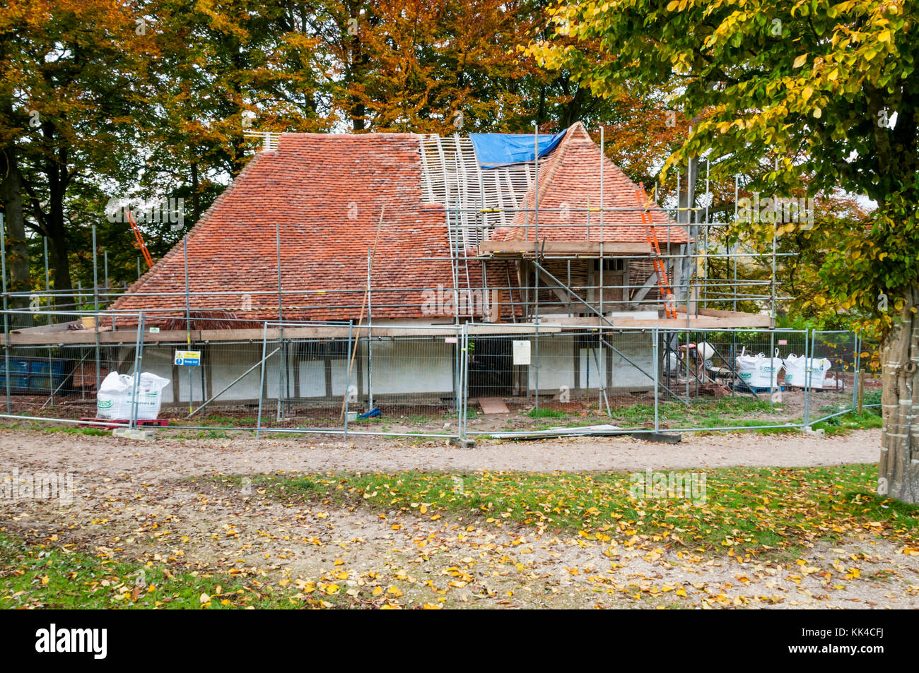 Re-erection of a mediaeval house from Sole Street in Kent at the Weald ...