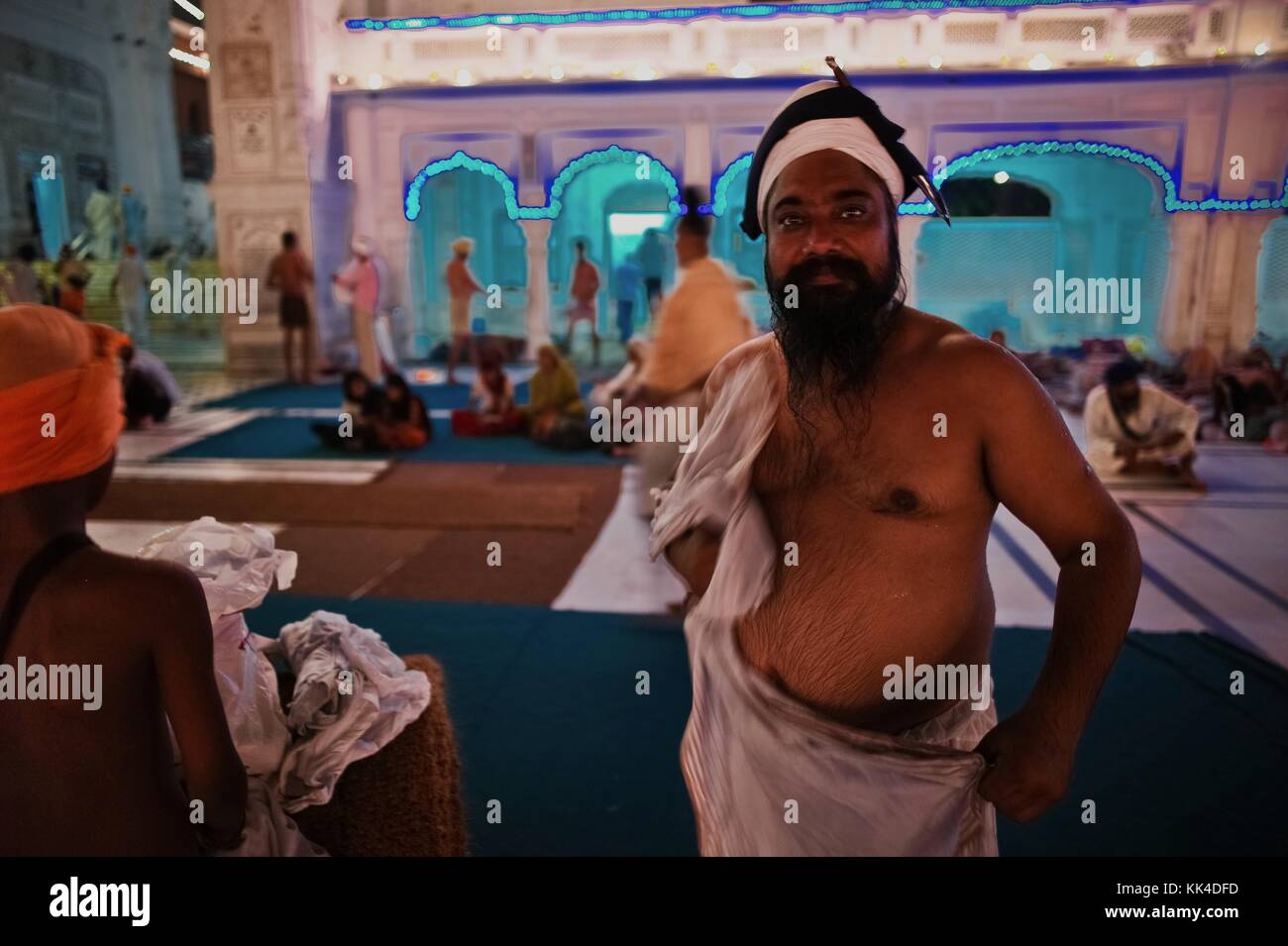 Indian glance - 01/09/2010 - - Sikhs out of a ritual bath at night, at ...