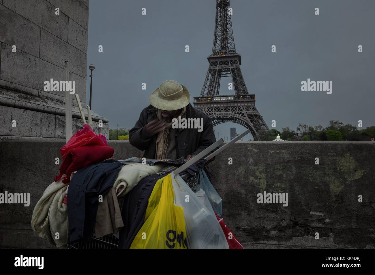 The homeless of Paris Monuments - 13/04/2011 - - At feet of the Eiffel ...