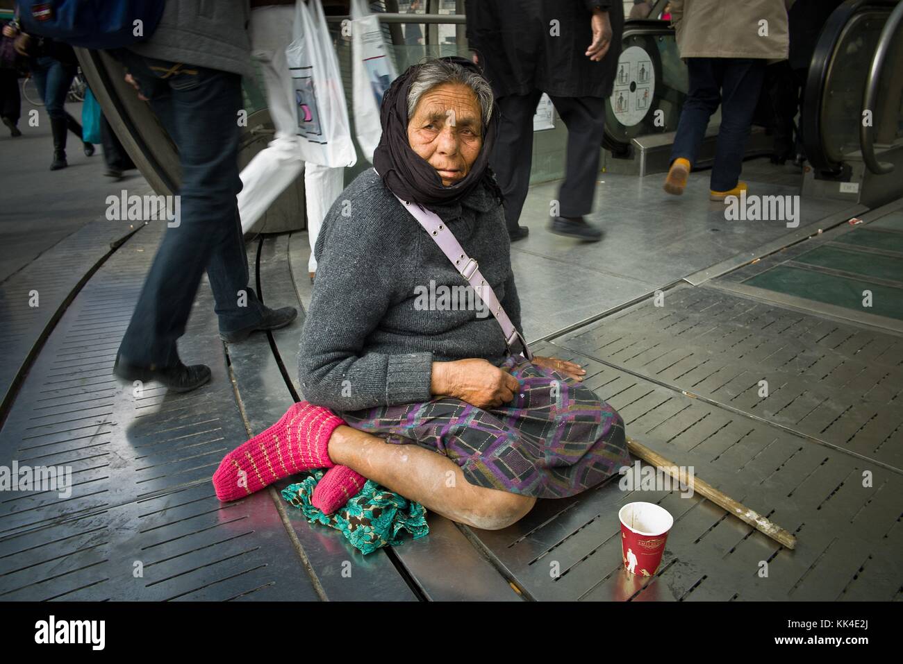 Vieille femme mendiant hi-res stock photography and images - Alamy