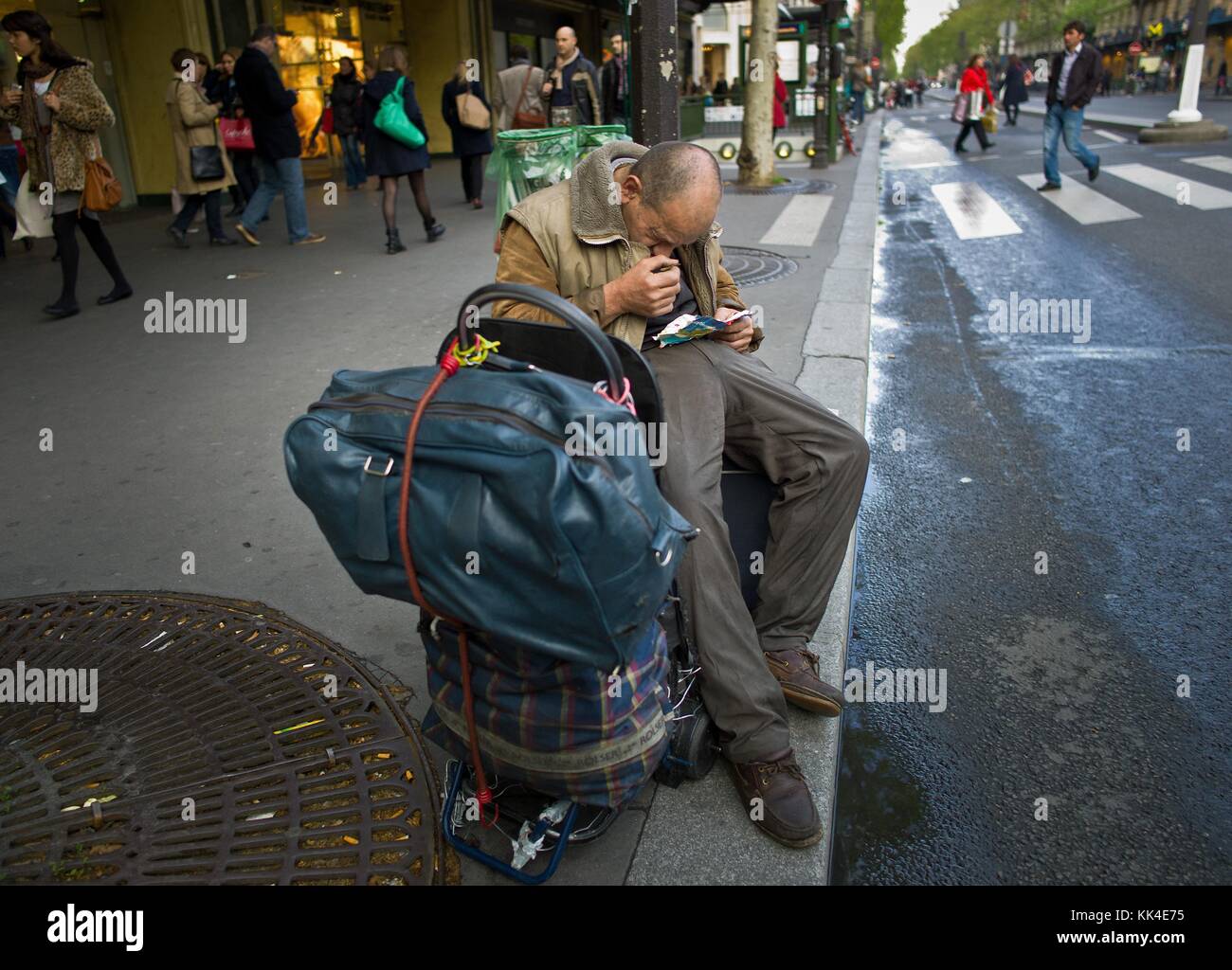 Paris urban poverty - 20/04/2012 - - The old homeless - Sylvain Leser ...
