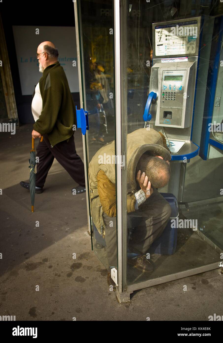 Urban poverty - 21/04/2012 - - The old man of the phone booth - Sylvain ...