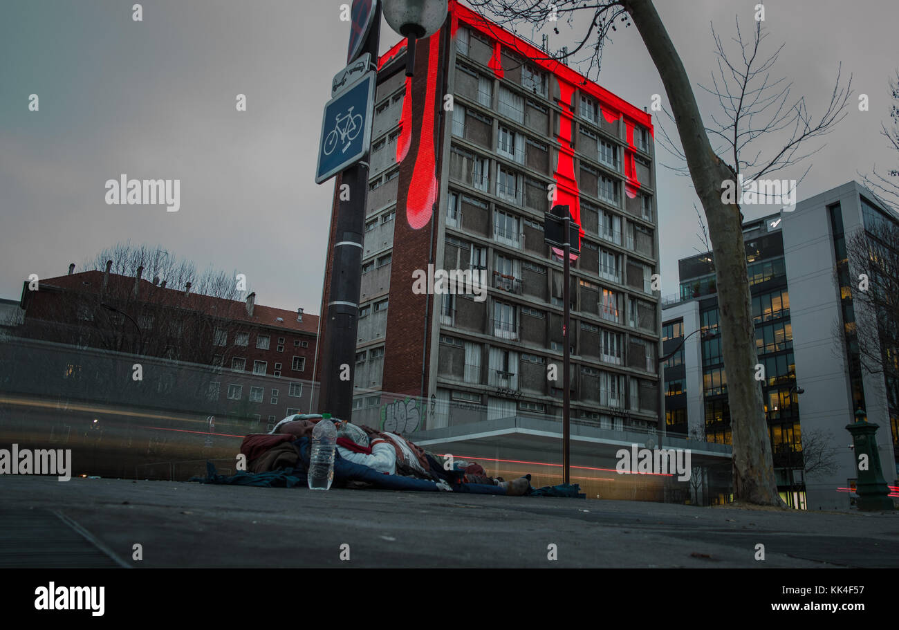Urban poverty - 04/01/2013 - - Artist's graffiti representing a tear ...