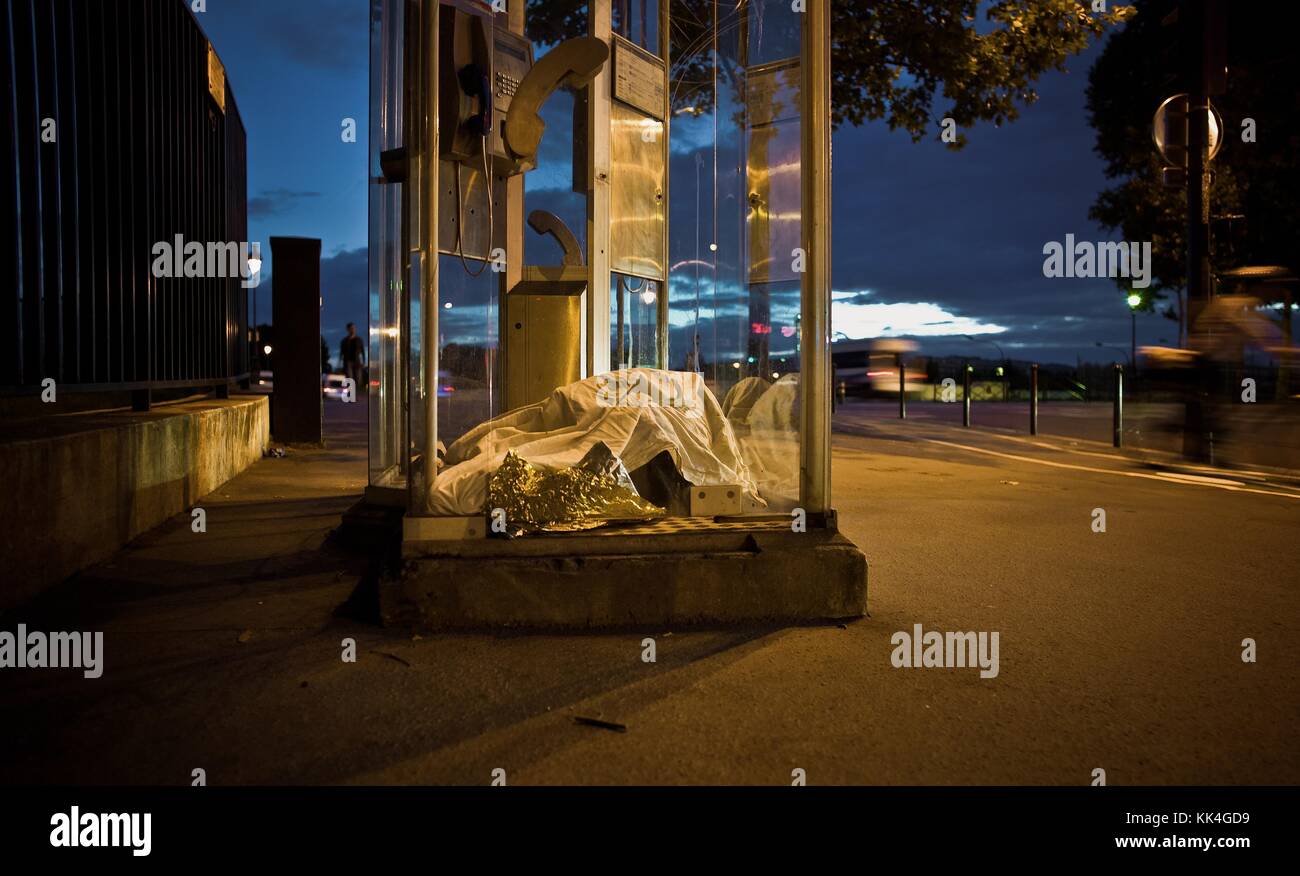 Urban poverty - 11/07/2012 - - Urban poverty - Homeless sleeping in a ...