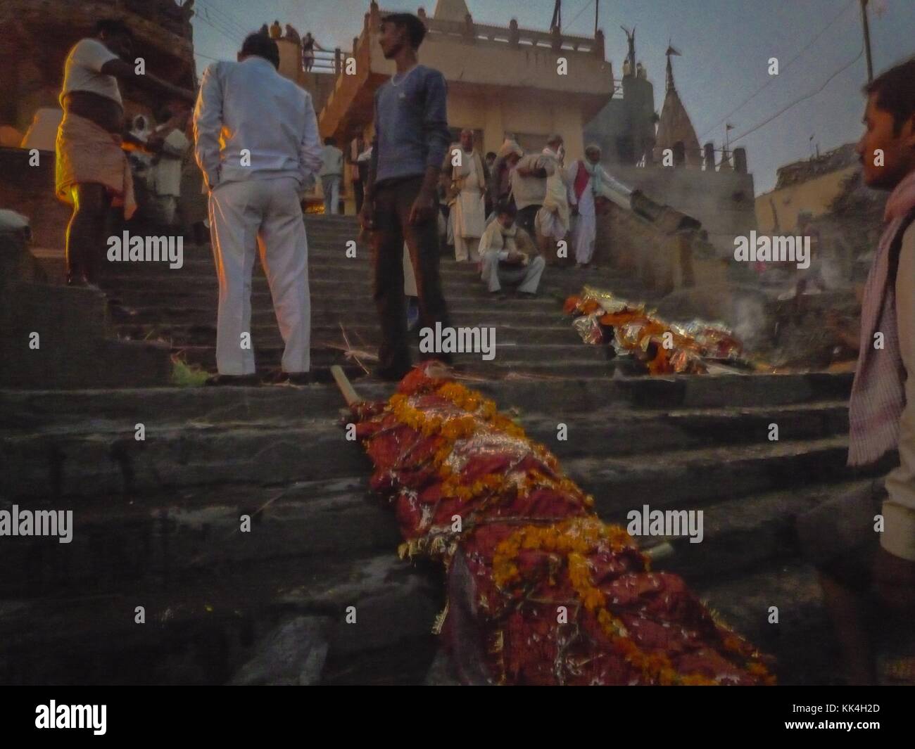 Varanasi ghats de bain hi-res stock photography and images - Alamy