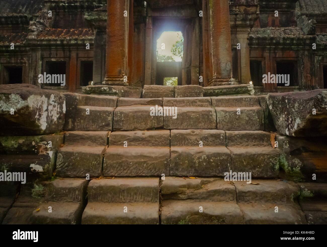 Angkor Wat. - 11/12/2009 - Cambodia / Angkor - Angkor Wat. - Stairs and ...