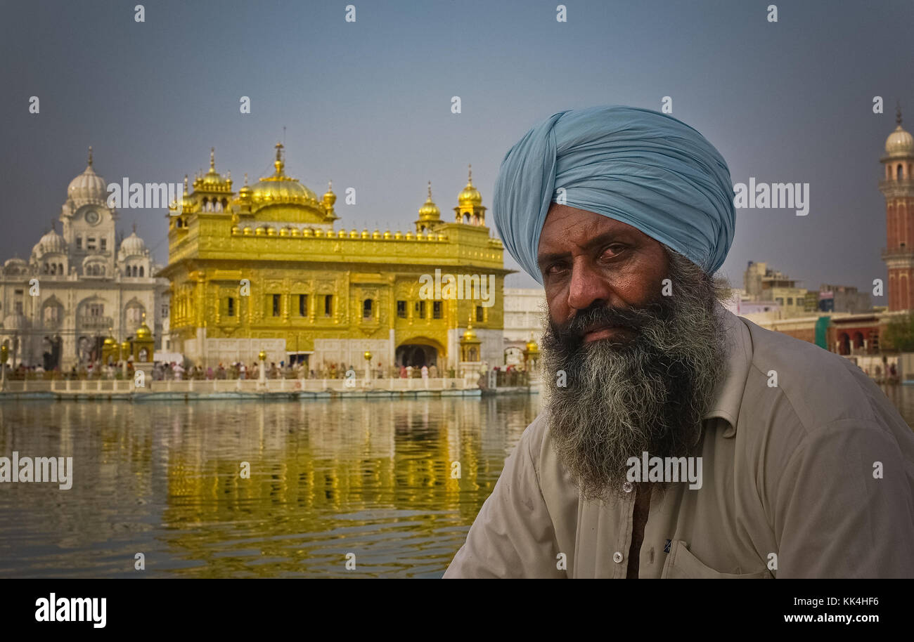 Sikhs in the golden temple or temple of god women hi-res stock ...