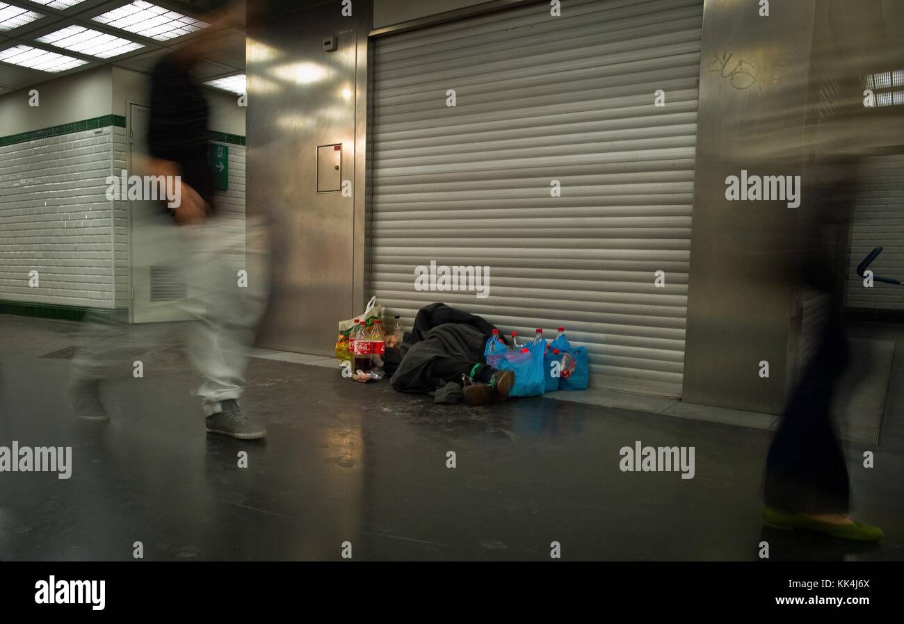 Métro de paris abri hi-res stock photography and images - Alamy