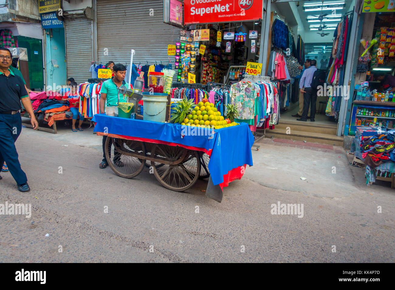 People at cart street food new delhi hi-res stock photography and ...