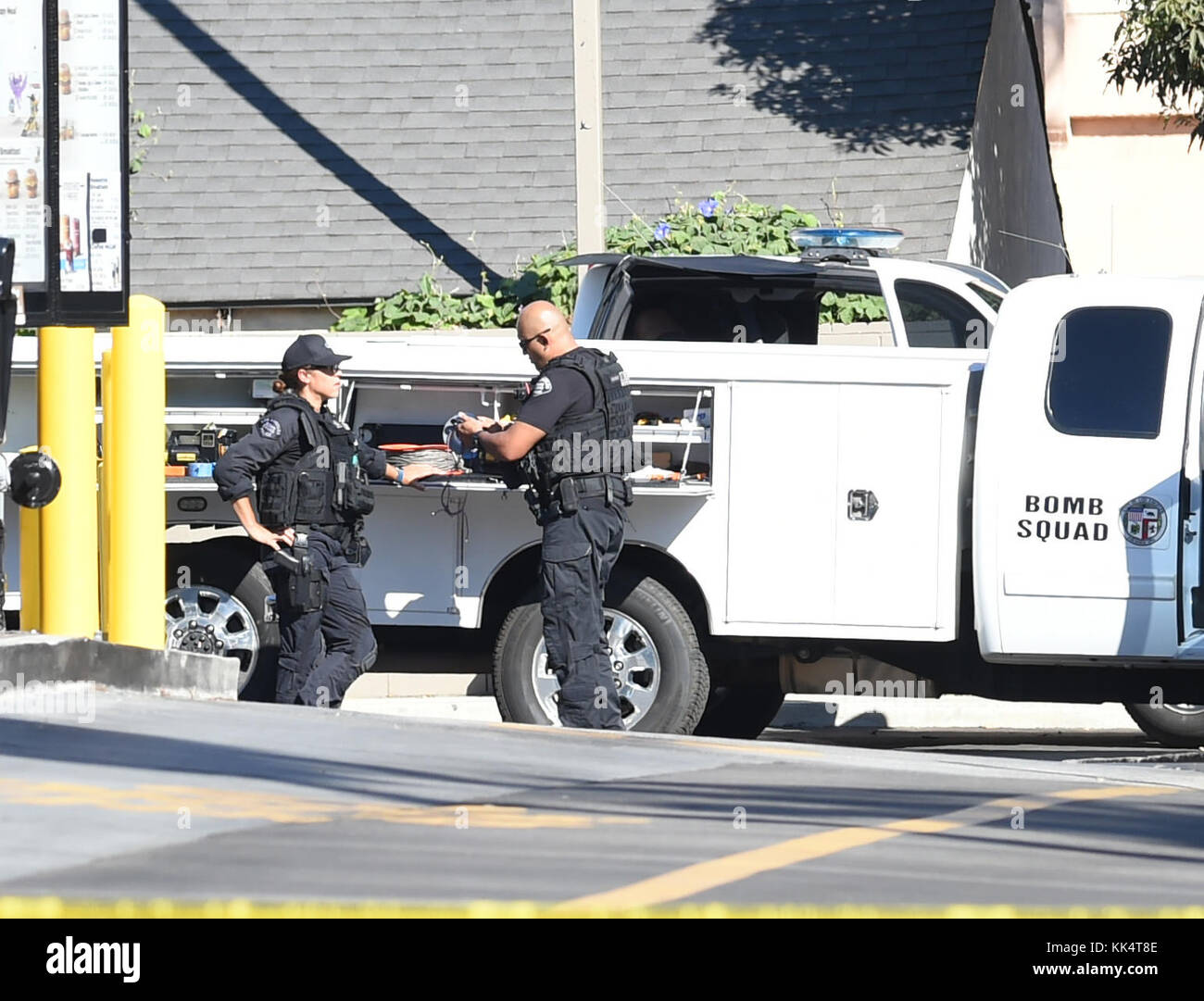 LAPD closes two blocks of Ventura Blvd in Sherman Oaks to investigate a ...