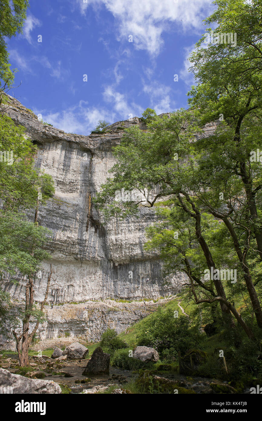 Malham Cove, North Yorkshire, England, UK Stock Photo - Alamy