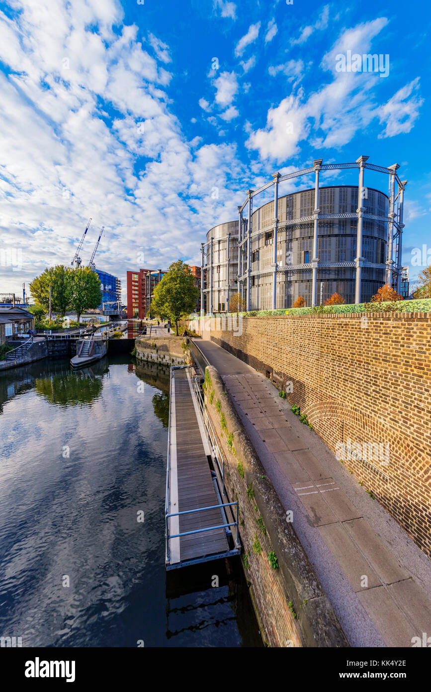 LONDON, UNITED KINGDOM - SEPTEMBER 23: Newly built riverside ...