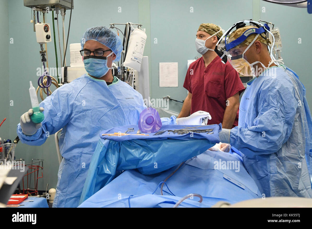 171109-N-ZN152-0031 SAN JUAN, Puerto Rico (Nov. 09, 2017) Doctors ...
