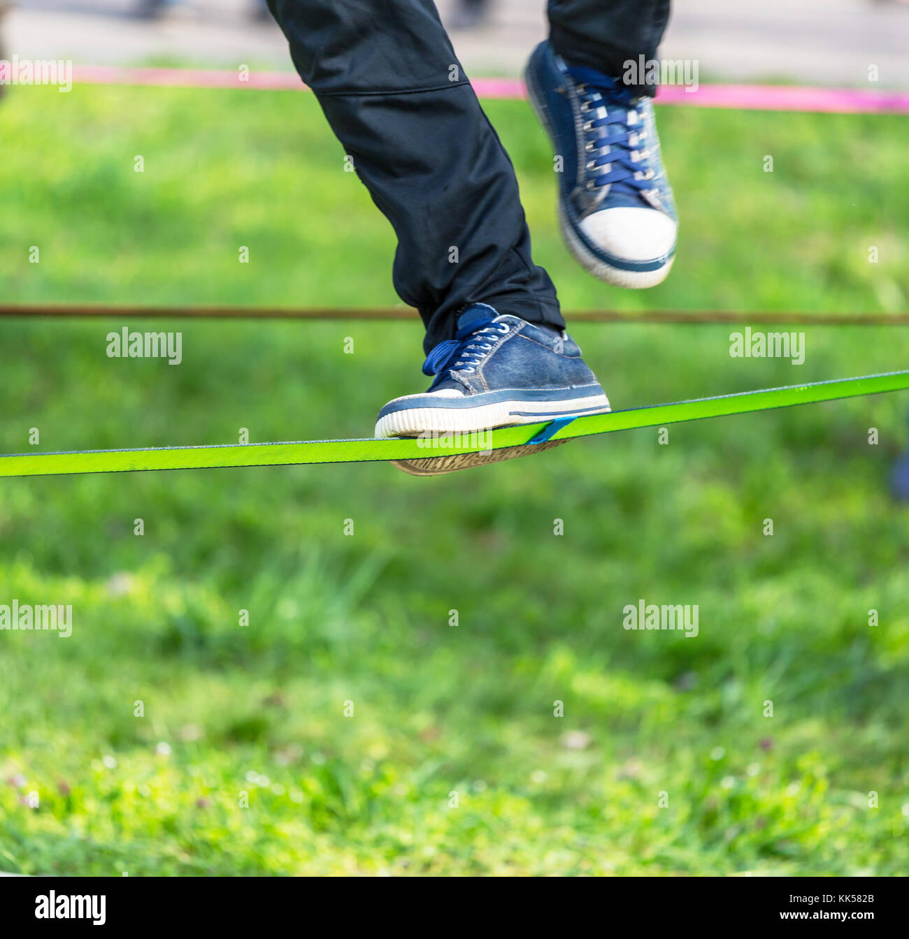 City slack line hi-res stock photography and images - Alamy