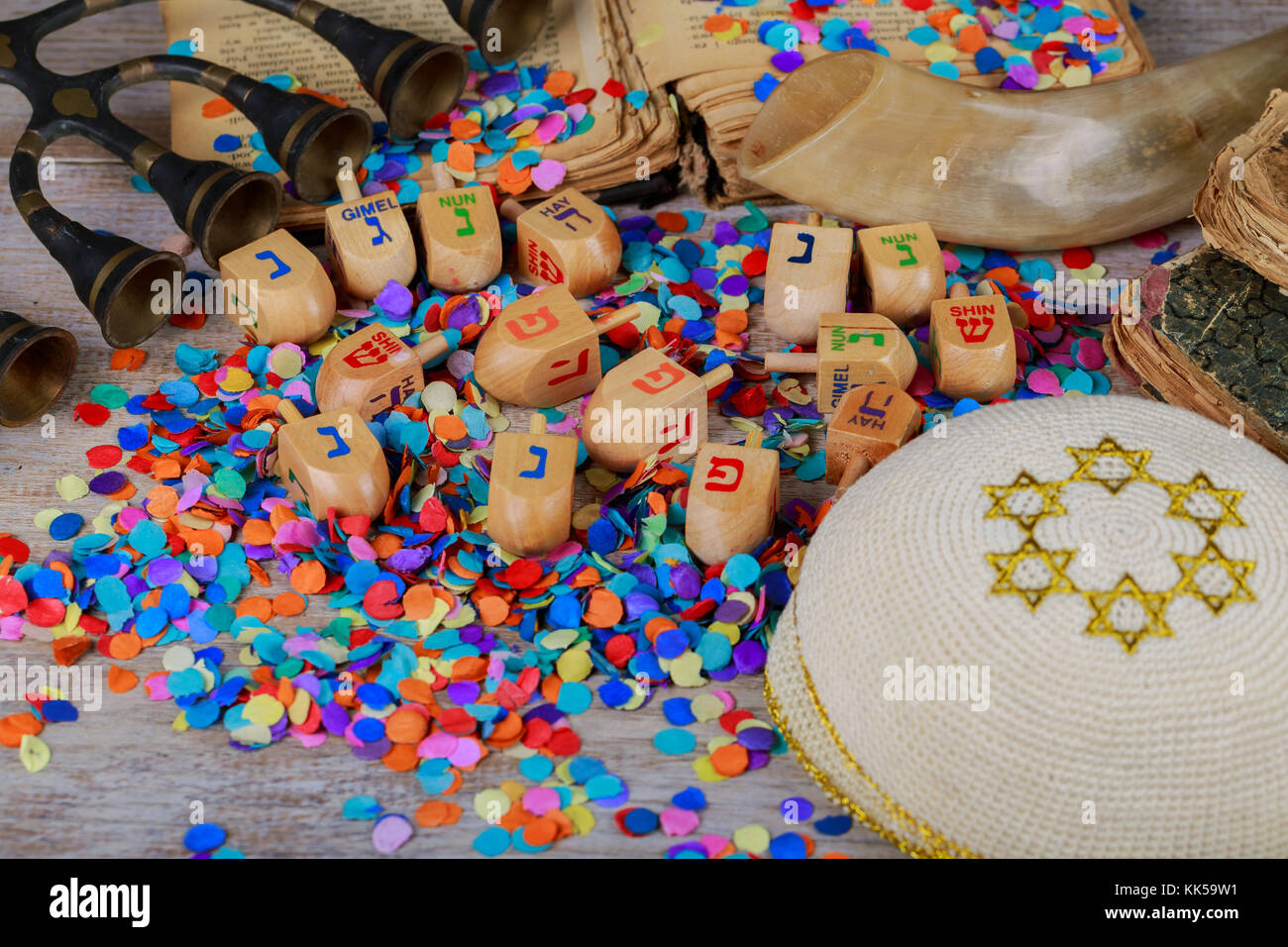 Gimel hebrew letters hi-res stock photography and images - Alamy