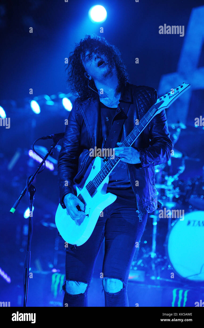 FORT LAUDERDALE, FL - NOVEMBER 21: Ben Bruce of Asking Alexandria ...