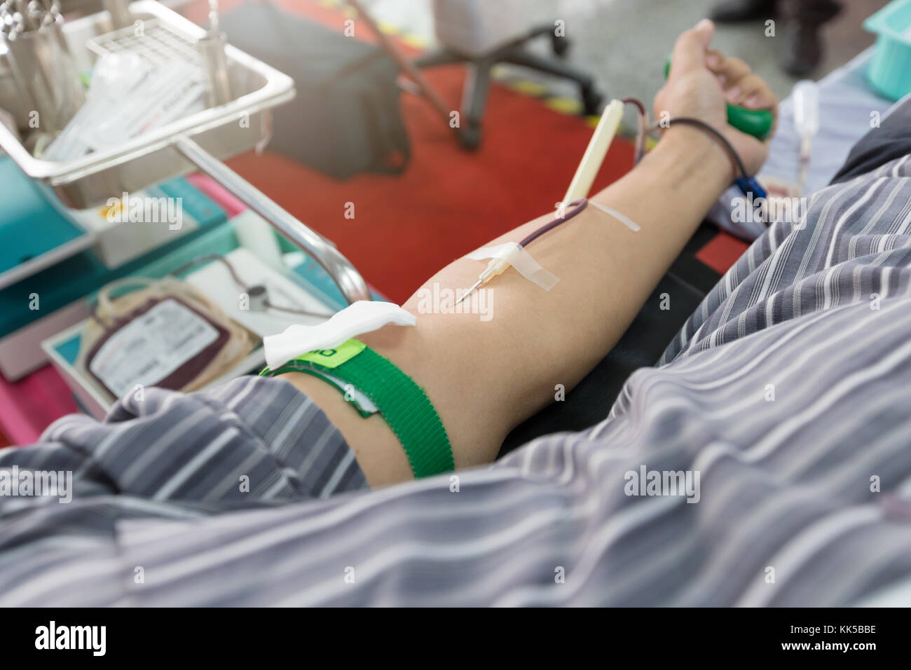Nurse receiving blood from blood donor in hospital Stock Photo - Alamy