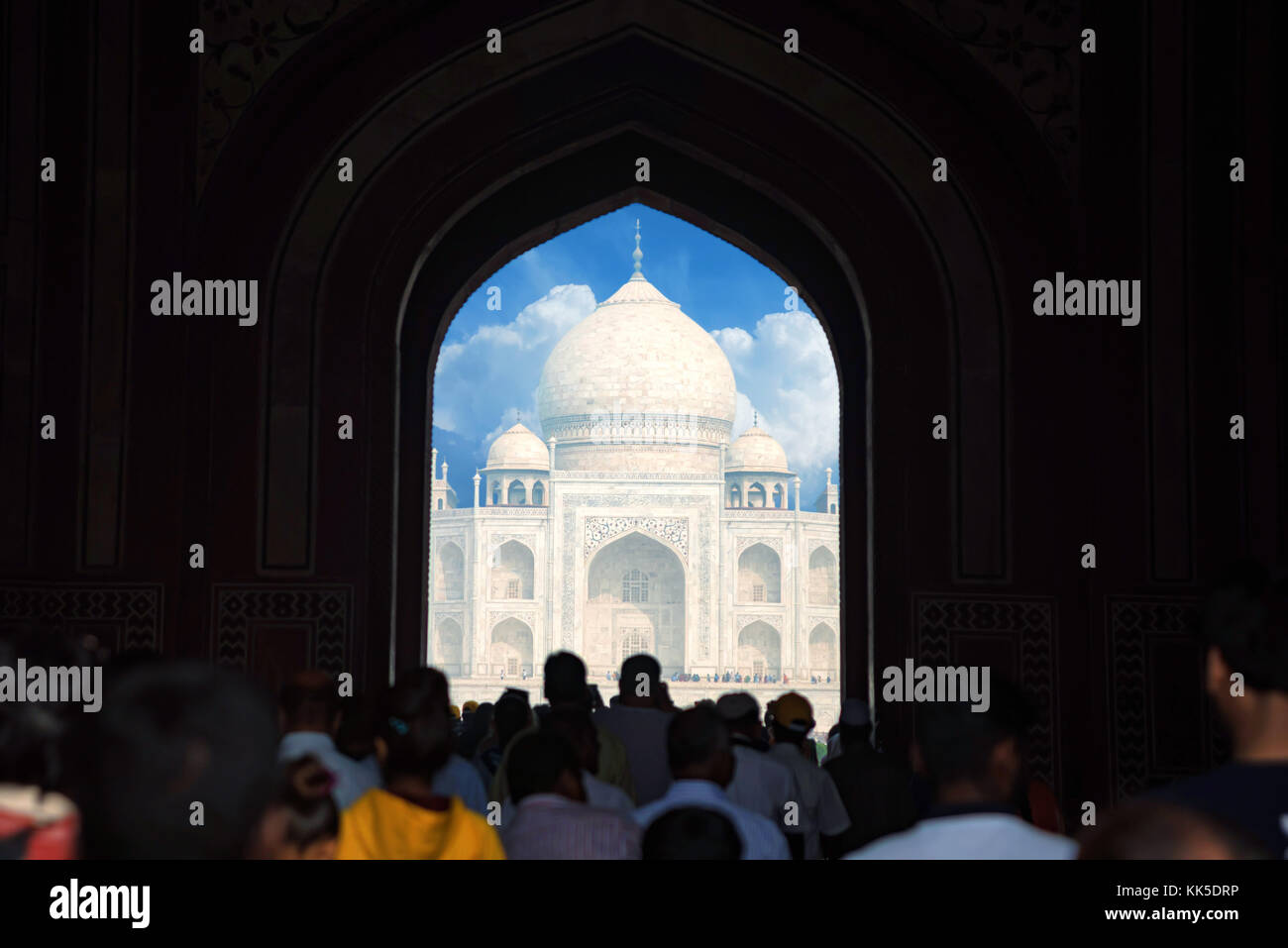 Taj Mahal scenic gate view in Agra, India Stock Photo - Alamy
