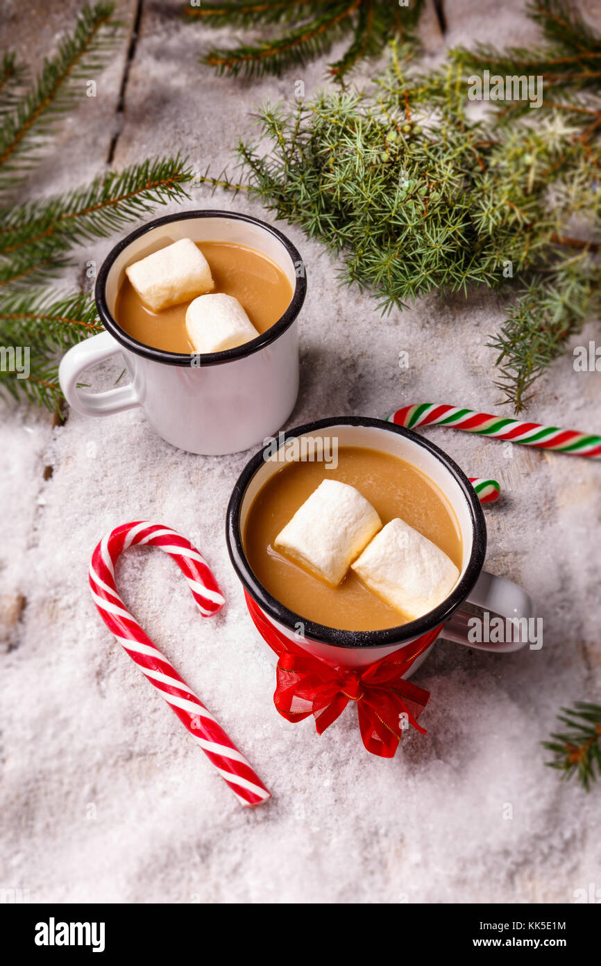 Winter time. Enamel mug of hot cocoa with marshmallows Stock Photo - Alamy