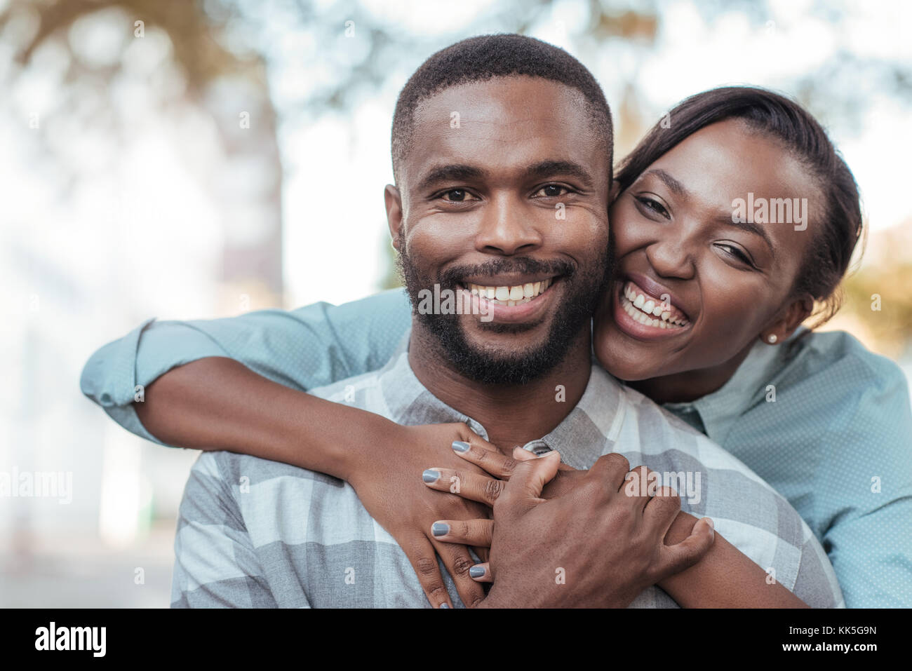 African american woman standing outside hi-res stock photography and ...