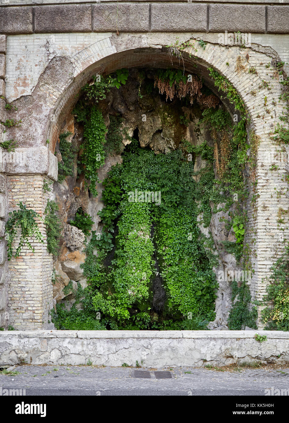 Ivy cave hi-res stock photography and images - Alamy