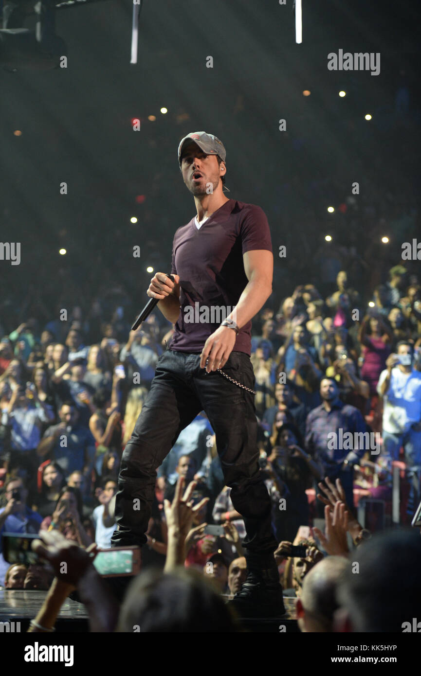 Enrique Iglesias Singing Stock Photos & Enrique Iglesias Singing Stock ...