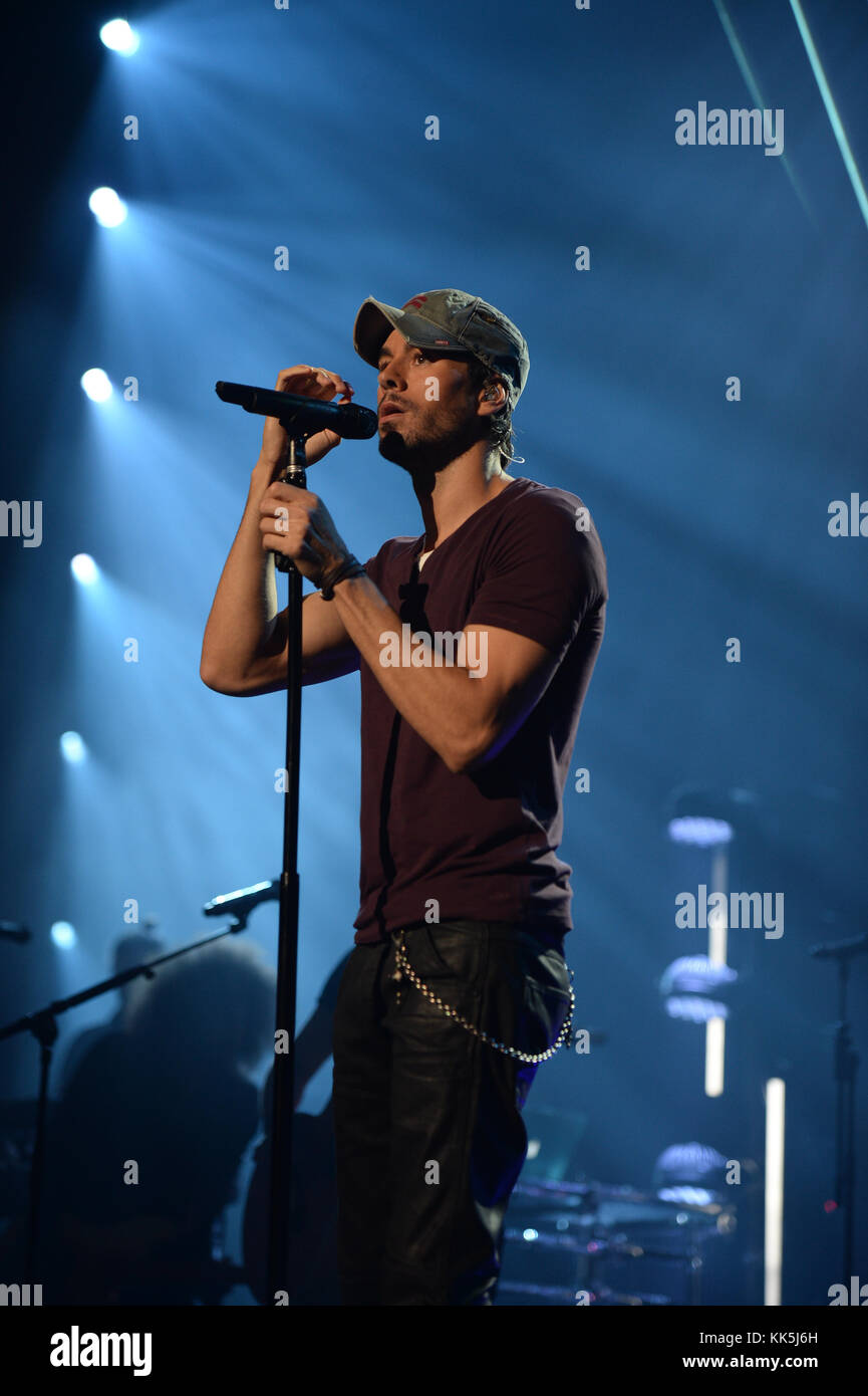 Enrique iglesias singing hi-res stock photography and images - Alamy