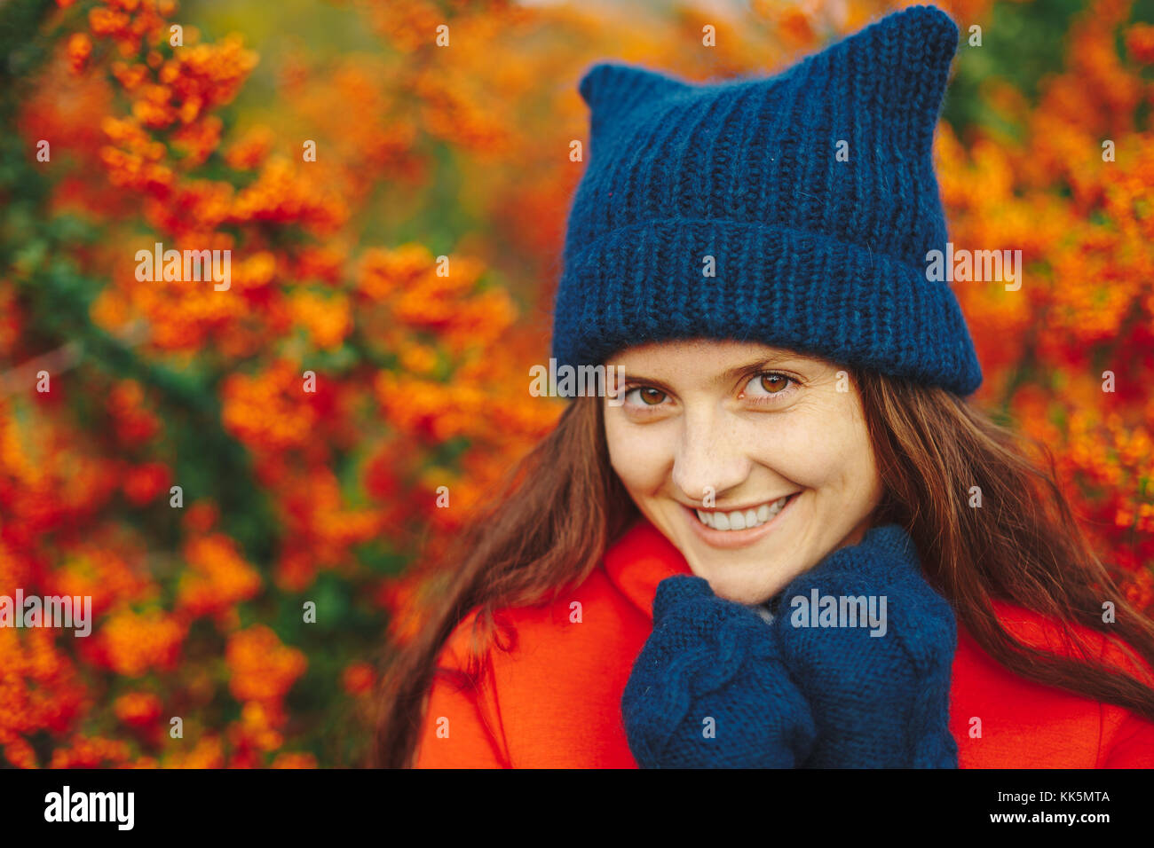 Model wearing stylish winter beanie hat and gloves Stock Photo - Alamy