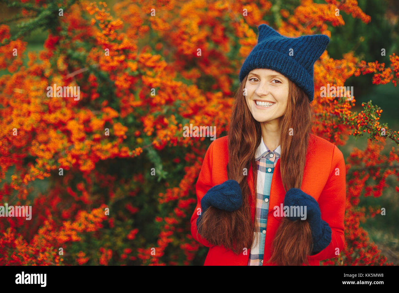 Model wearing stylish winter beanie hat and gloves Stock Photo - Alamy
