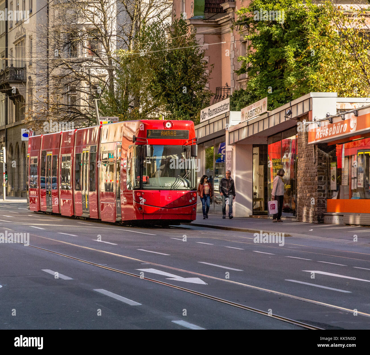 Innsbruck red bus hi-res stock photography and images - Alamy