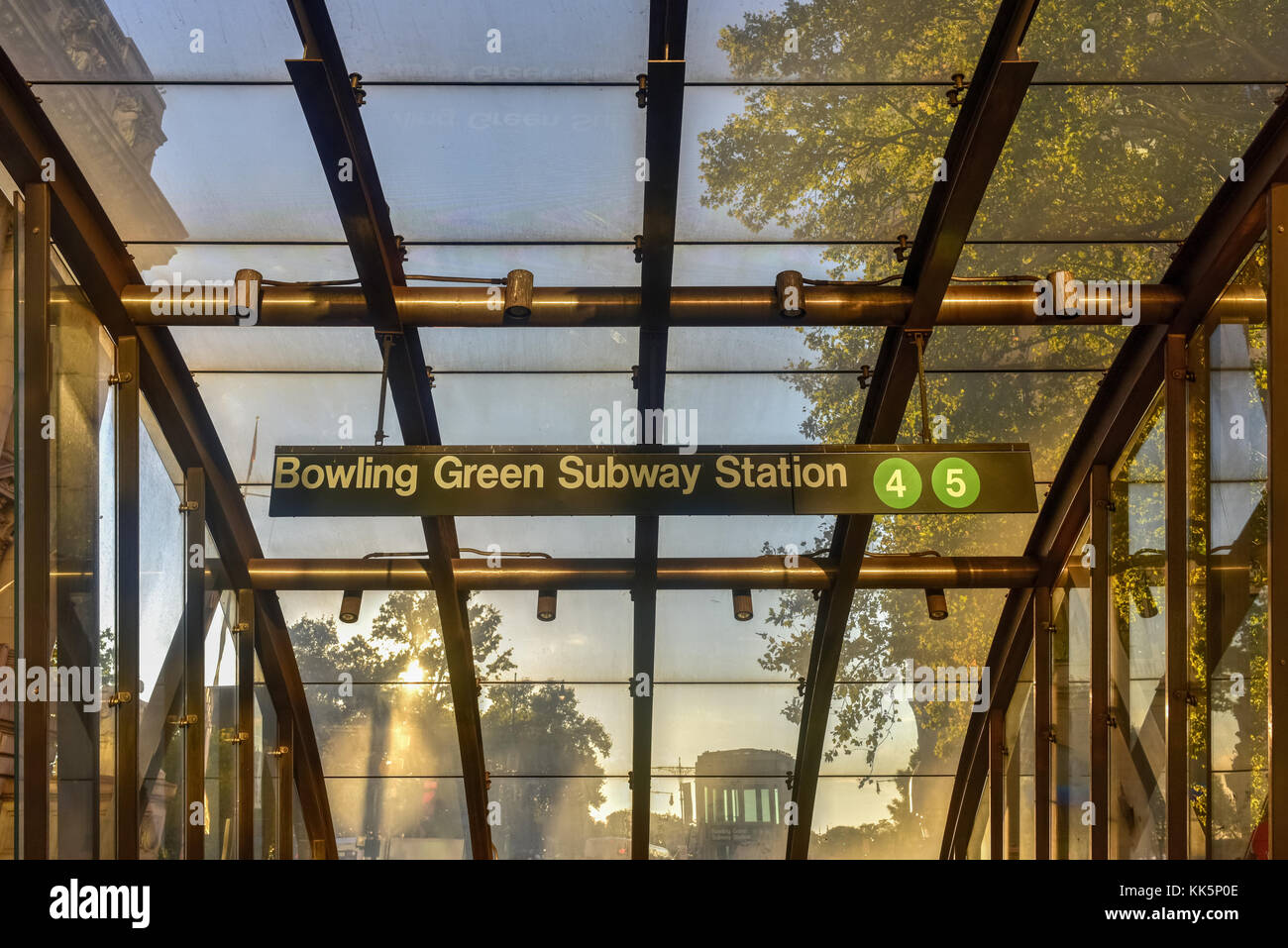 Outdoors glass entrance to the 4/5 Bowling Green Subway Station in ...