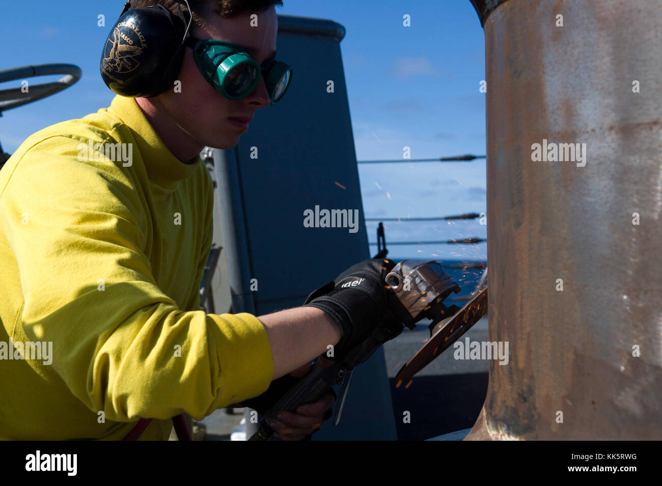 (Nov. 11, 2017) Boatswain’s Mate 3rd Class Charles Pawlak removes rust ...