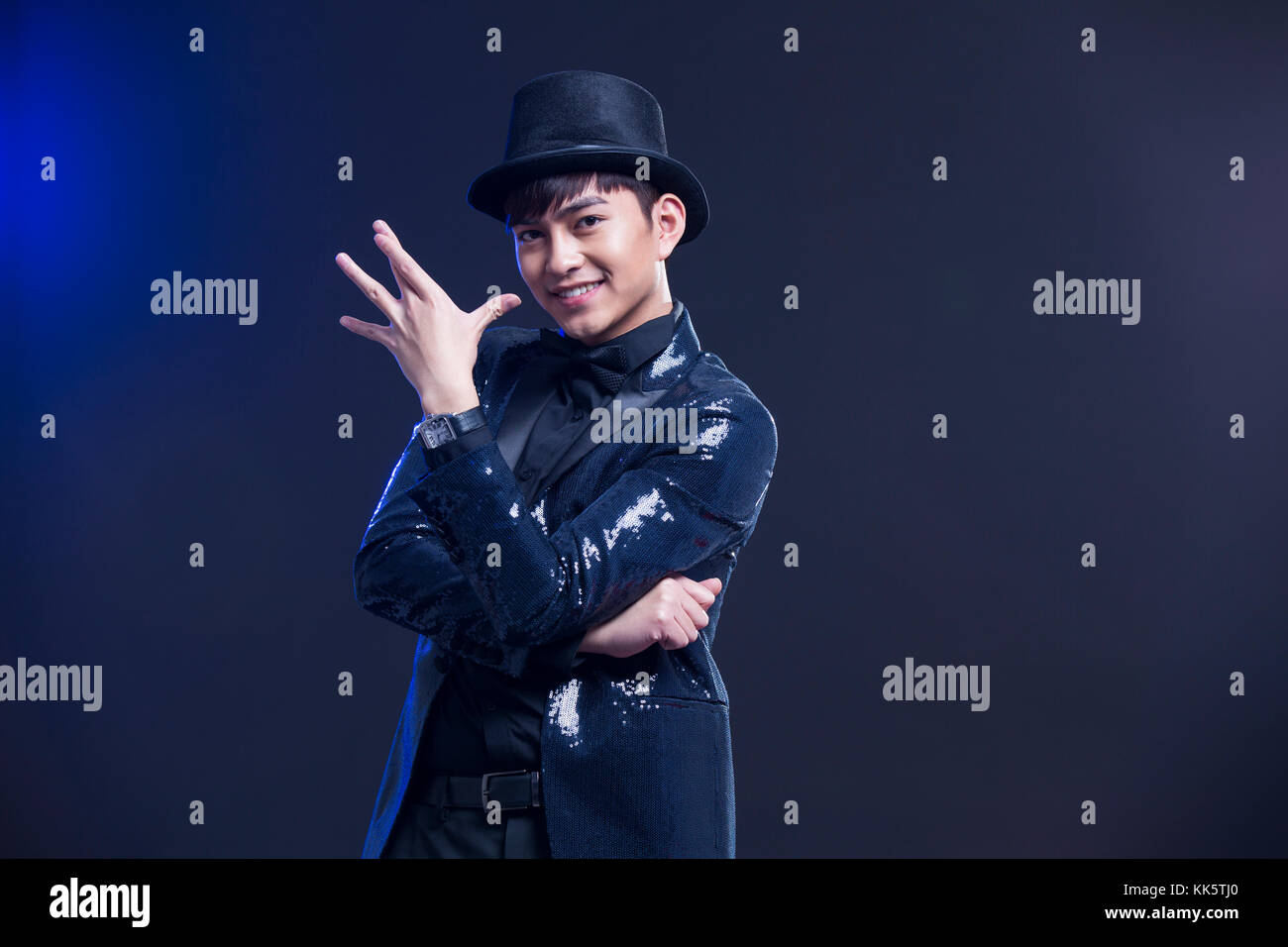 Magician showing magic hi-res stock photography and images - Alamy