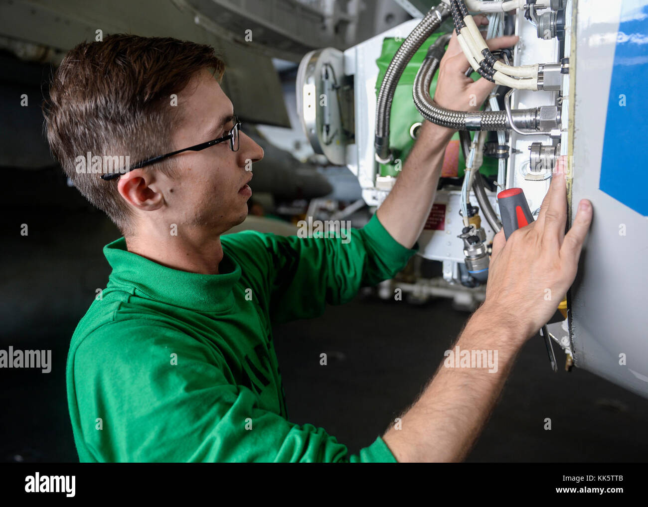 Oxygen generating system hi-res stock photography and images - Alamy