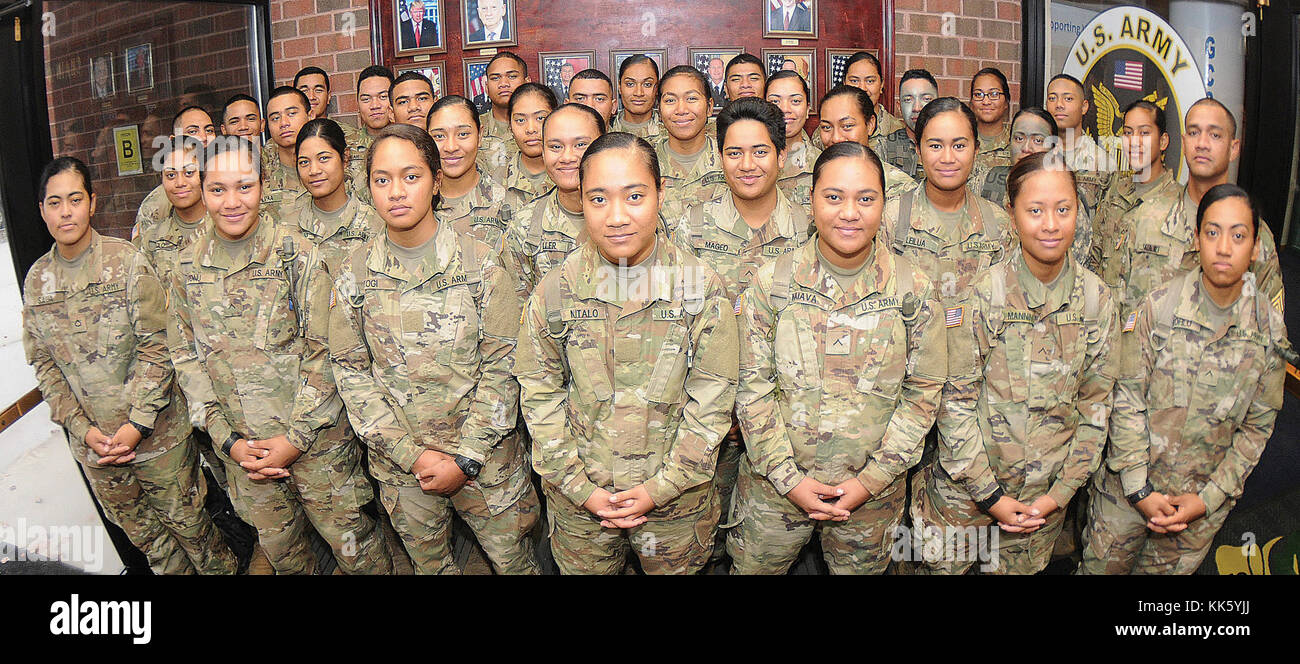 More than 30 members of an American Samoa family pose for pictures Nov ...
