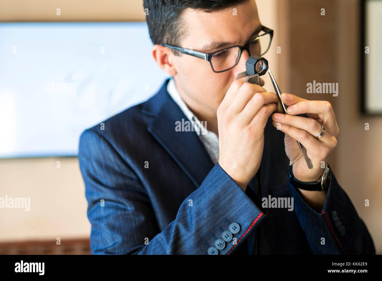Hand of man with loupe hi-res stock photography and images - Alamy