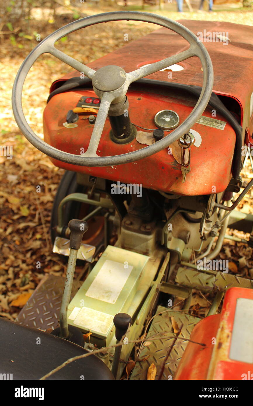 Old farming tractor hi-res stock photography and images - Alamy