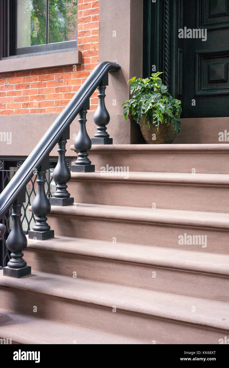 Brownstone front door hi-res stock photography and images - Alamy