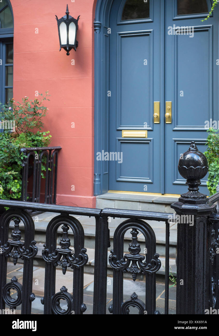 New york brownstone window hi-res stock photography and images - Alamy