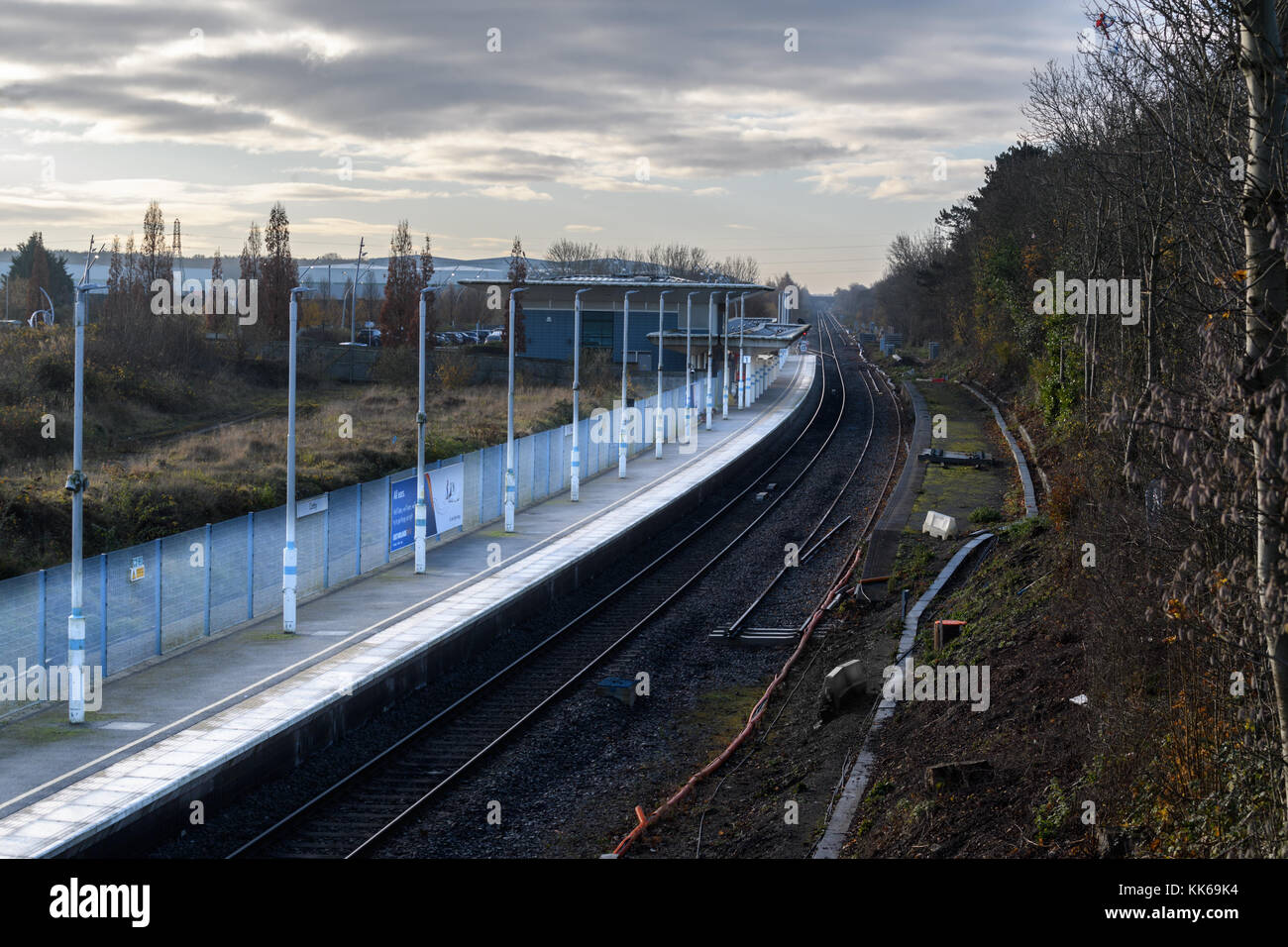 Deserted platform hi-res stock photography and images - Alamy