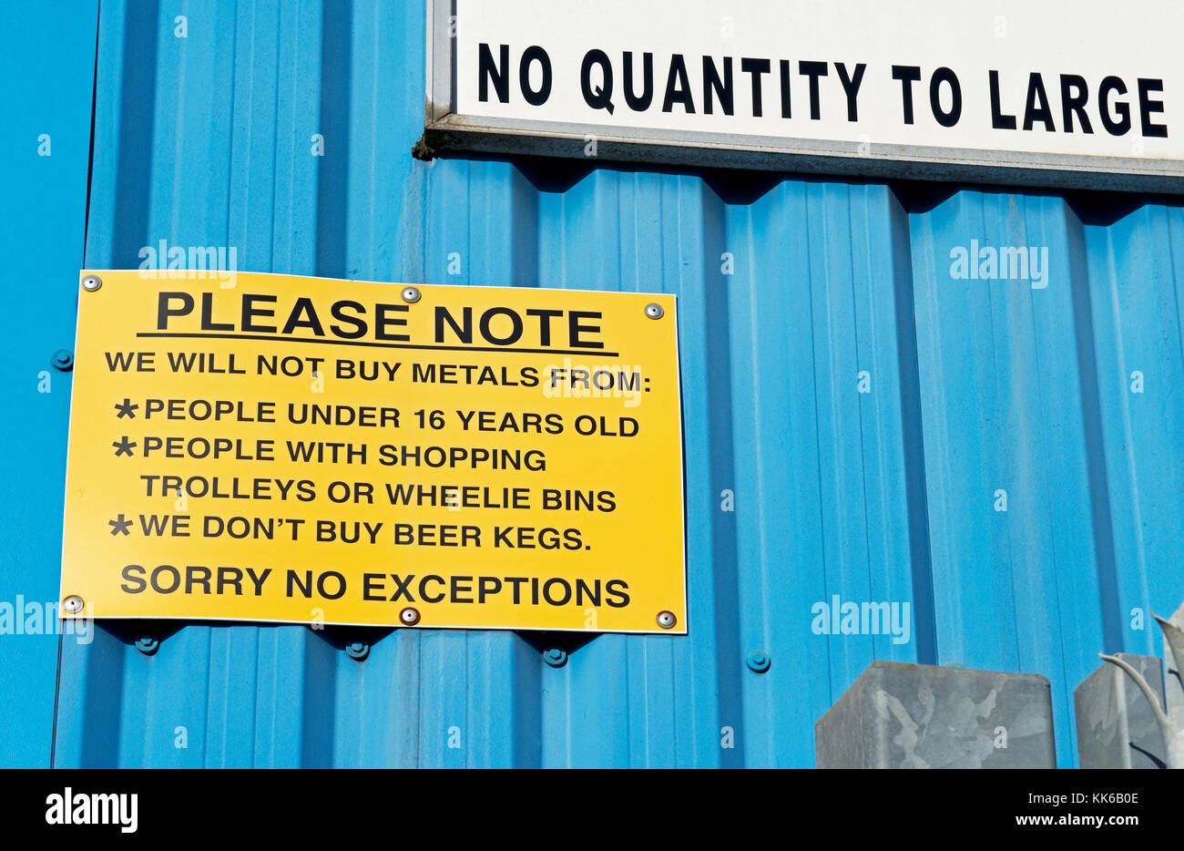 Scrap metal yard sign hi-res stock photography and images - Alamy