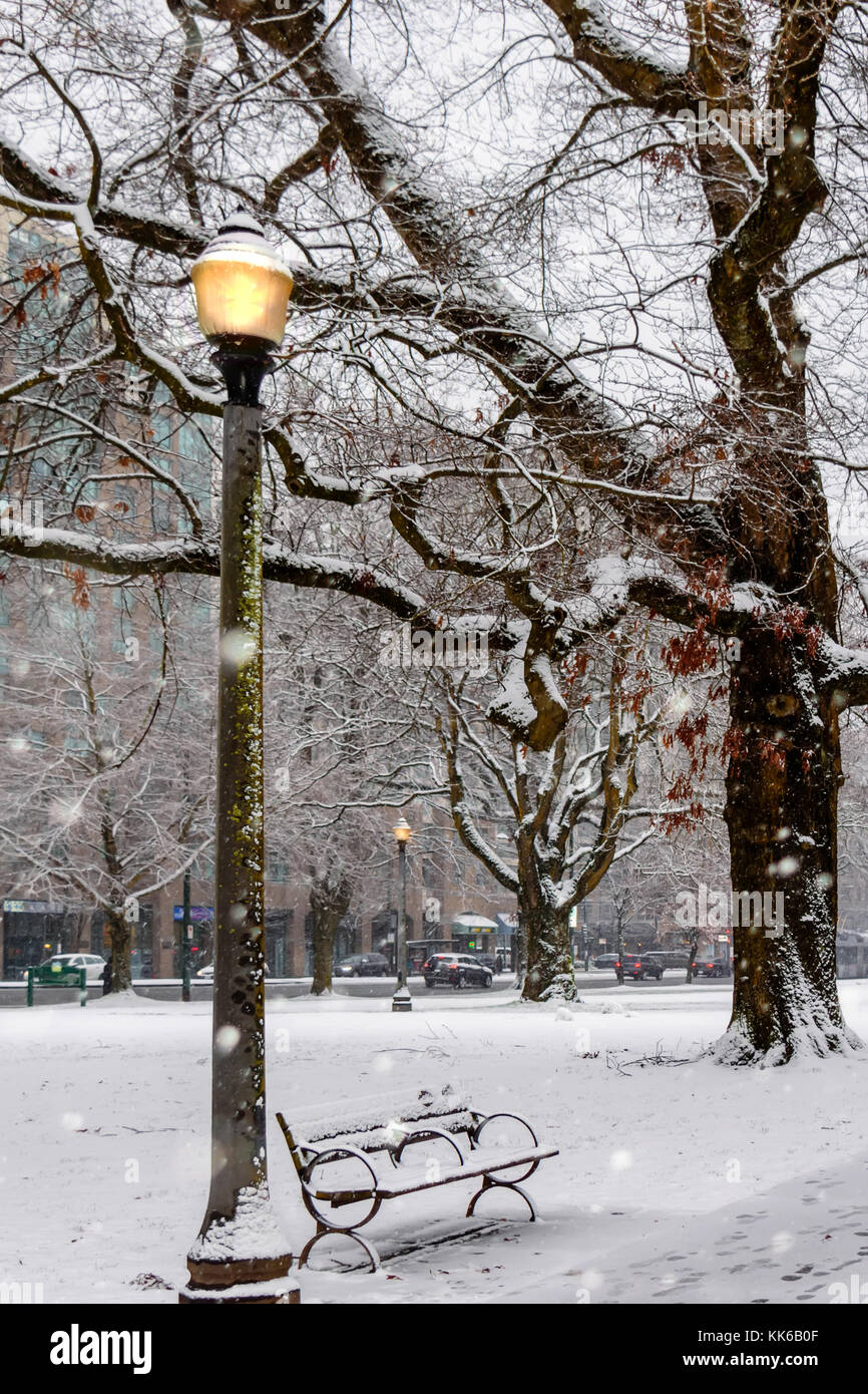 Street lantern bench hi-res stock photography and images - Alamy
