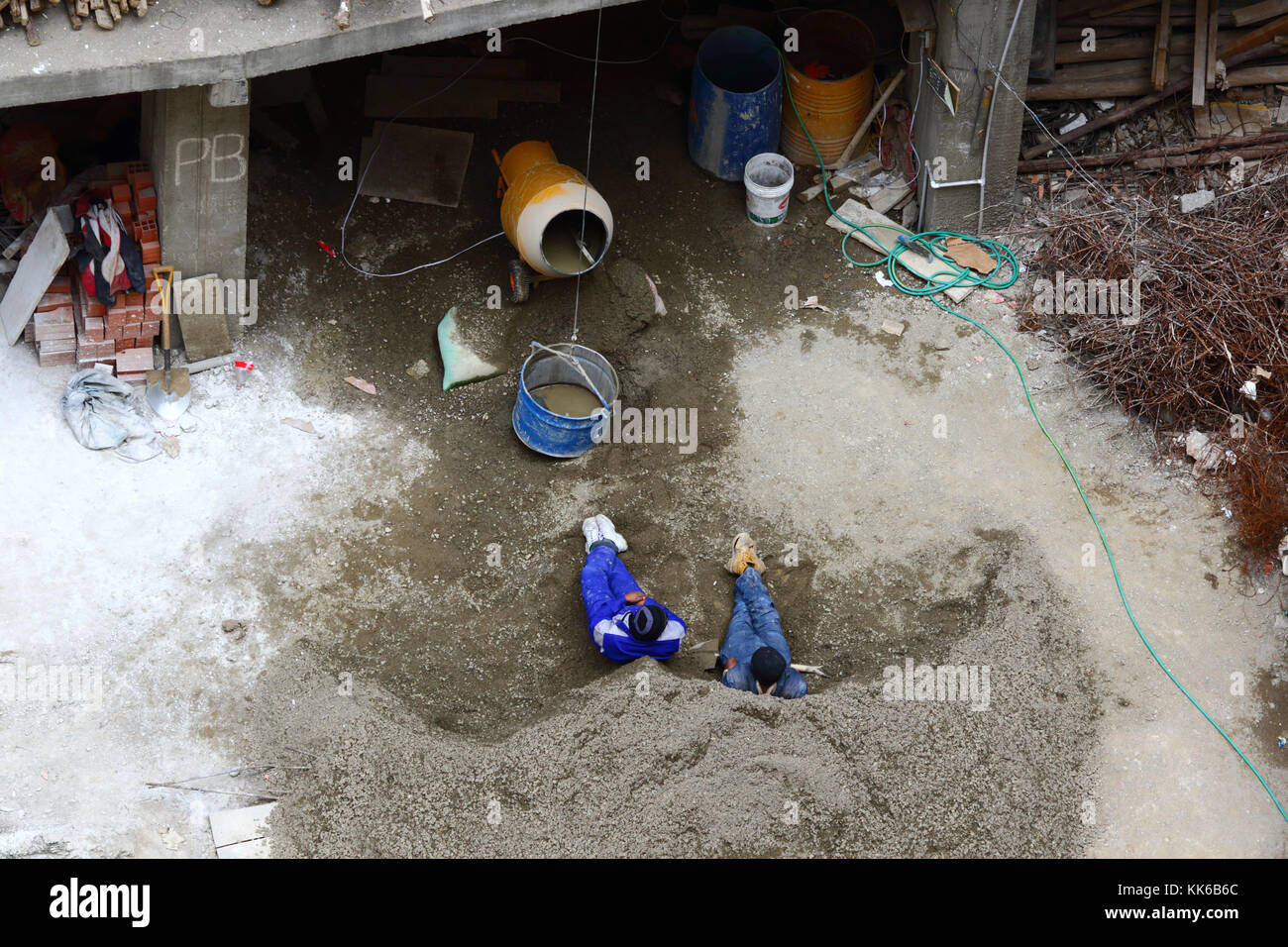Construction workers on rest break hi-res stock photography and images ...