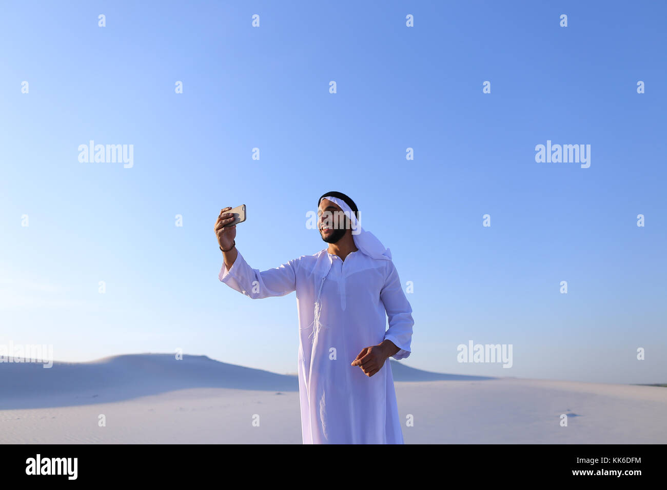 Portrait of Arabian sheikh man with gadget that communicates in Stock ...
