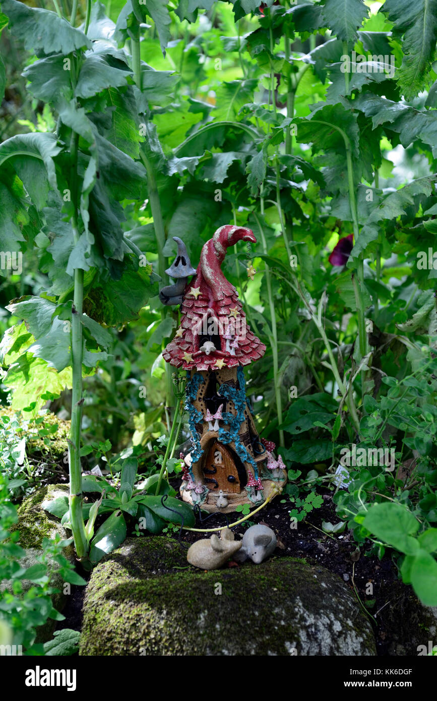 House elf hi-res stock photography and images - Alamy