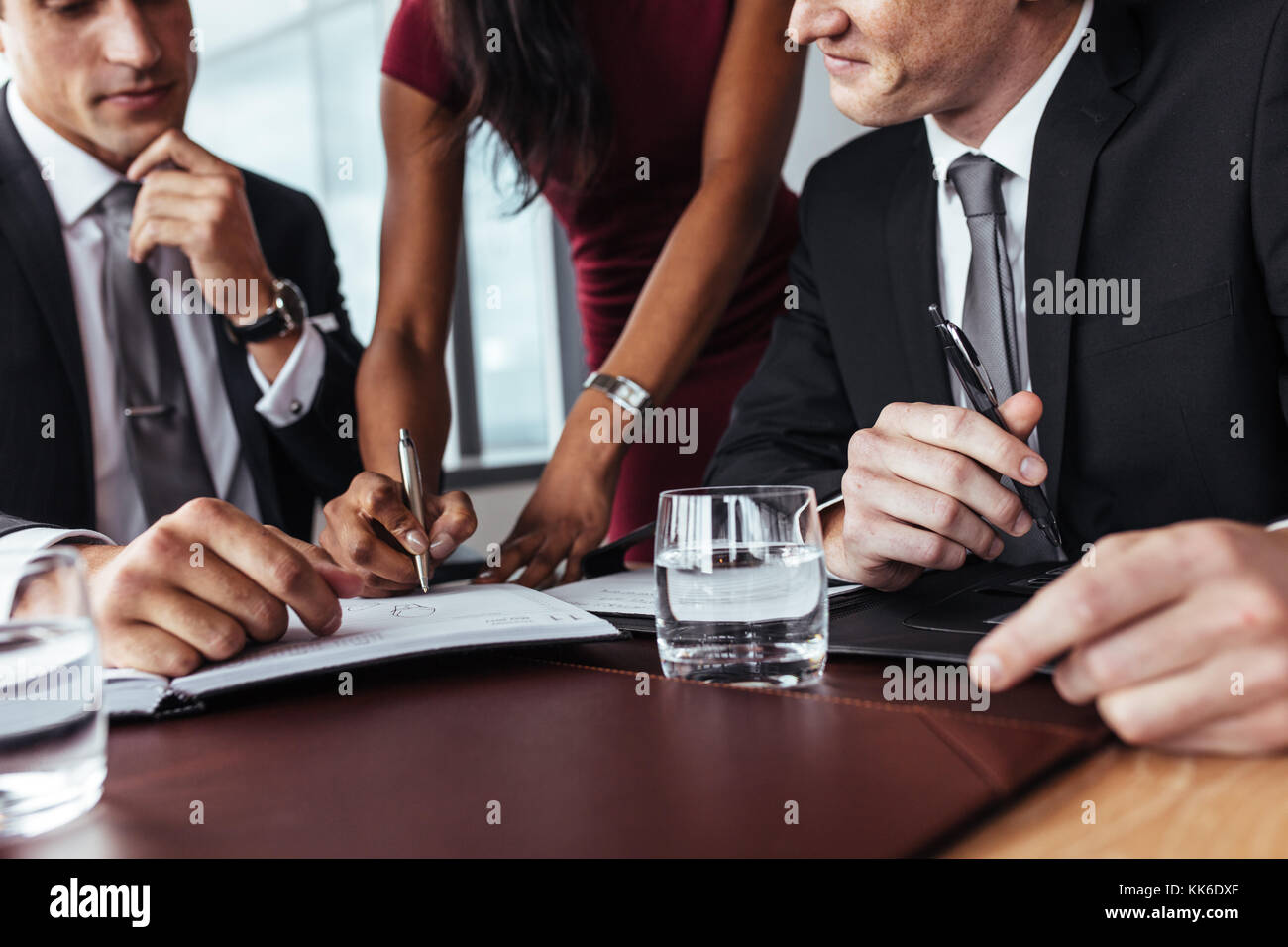 Group men signing document hi-res stock photography and images - Alamy