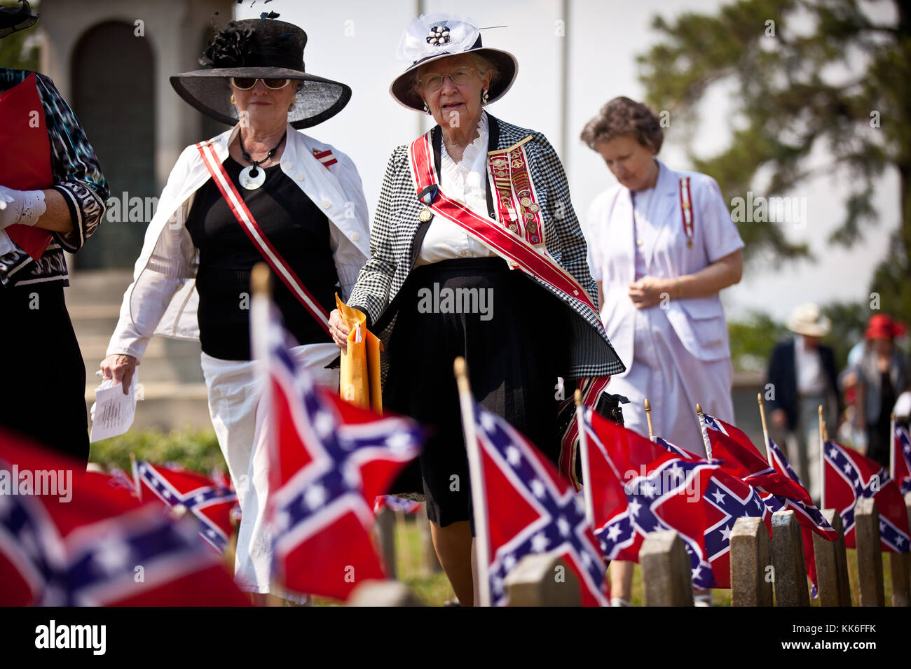 June Wells (C) leader of the Daughters of the Confederacy leads a ...