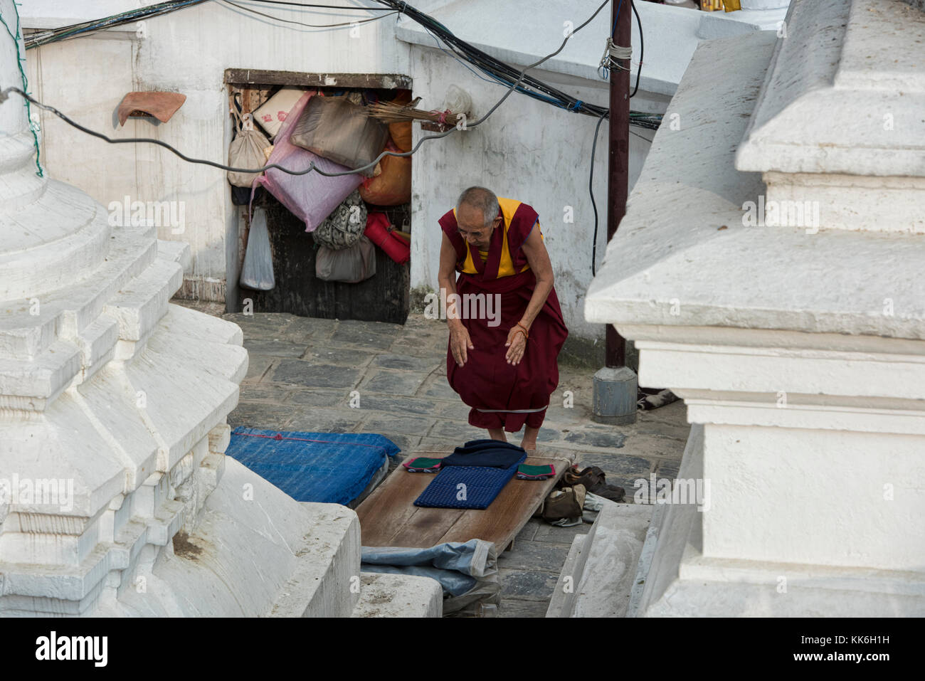 Tibetan monk prostrating, Boudhanath, Kathmandu, Nepal Stock Photo - Alamy