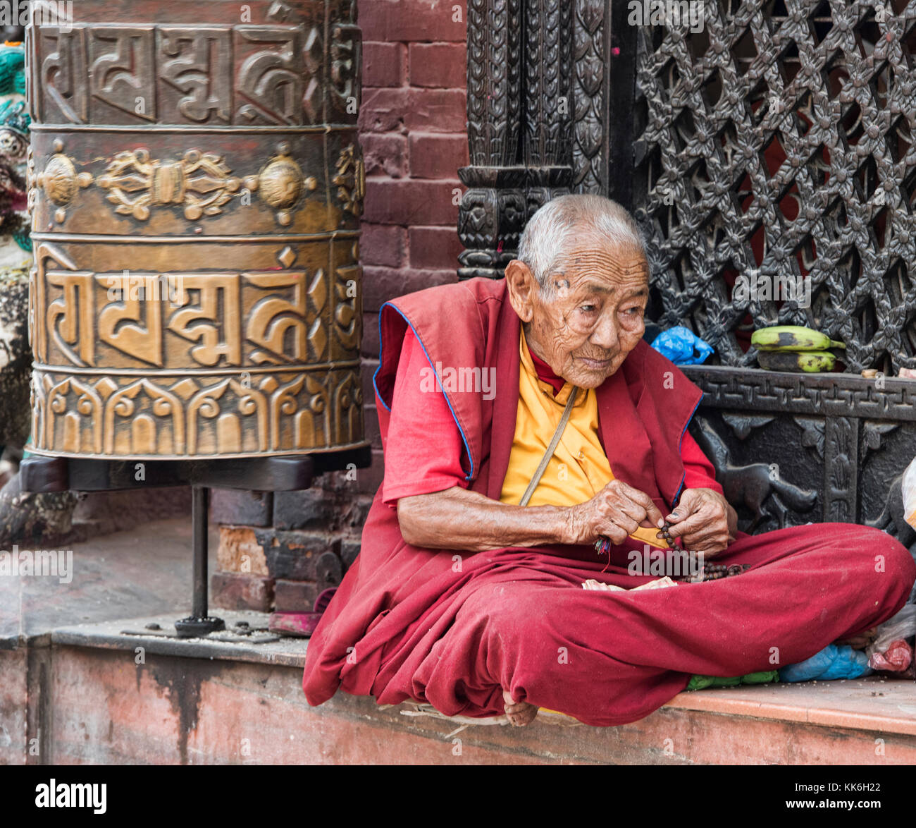 Tibetan monk with prayer beads, Boudhanath, Kathmandu, Nepal Stock ...