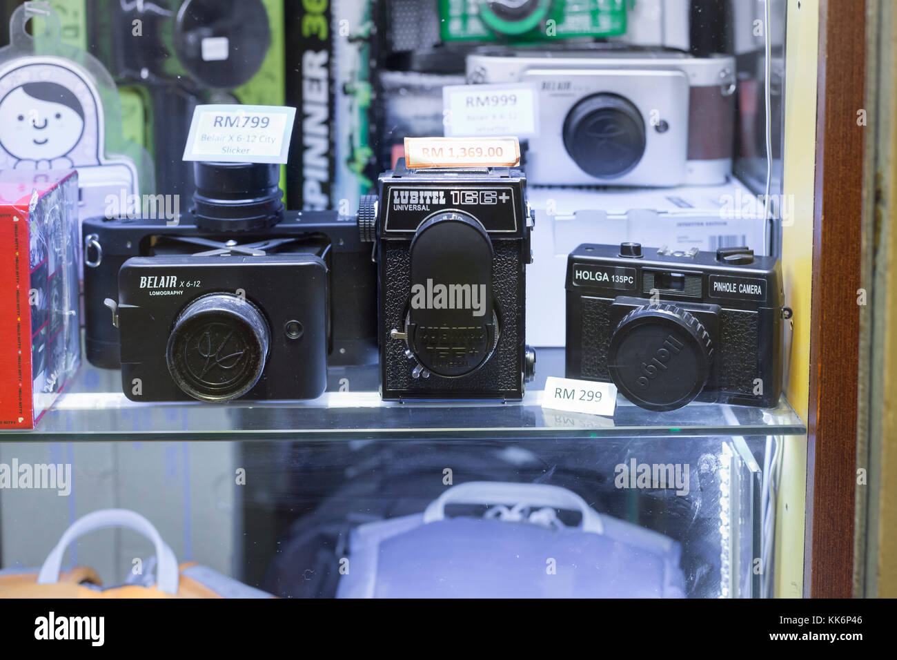 Old cameras on display Stock Photo - Alamy